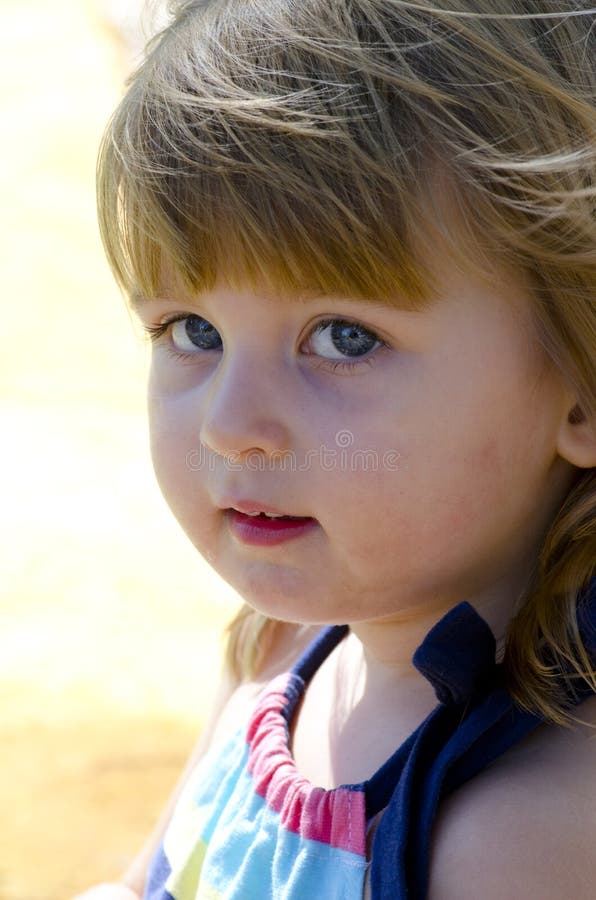 Portret Van Een Vrolijk Lachend Kind Stock Afbeelding - Image of ...