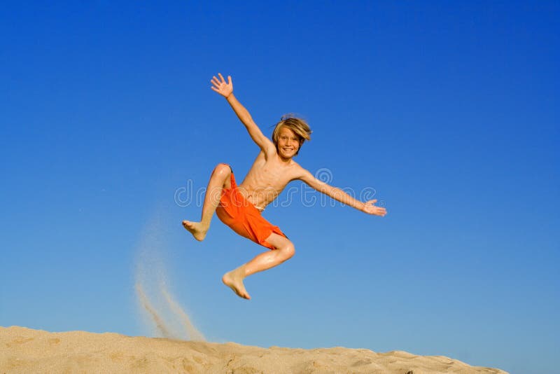 Gelukkig Kind Die En Op Het Strand Springen Spelen Stock Foto ...