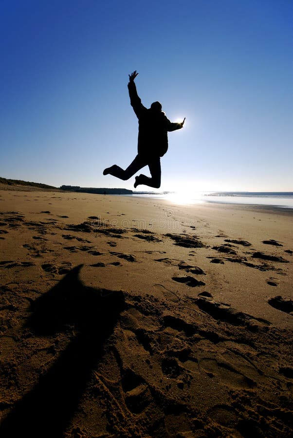 Gelukkige man springt stock foto. Image of pret, actief - 15255772