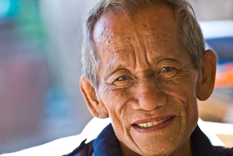 Het Gelukkige Oude Mens Glimlachen Stock Afbeelding - Image of ...