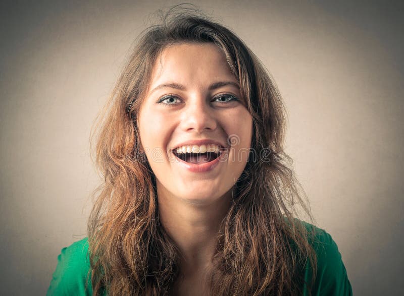 Vrouw glimlachend stock foto. Image of licht, gelukkig - 30759126