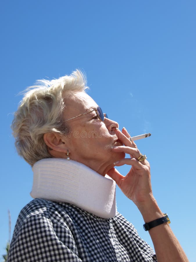 Het Genieten Van Een Van Rook Stock Foto - Image of verwonding, teer ...