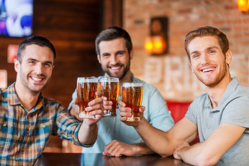Genieten Van Een Biertje Met Vrienden Stock Foto - Image of genieten ...