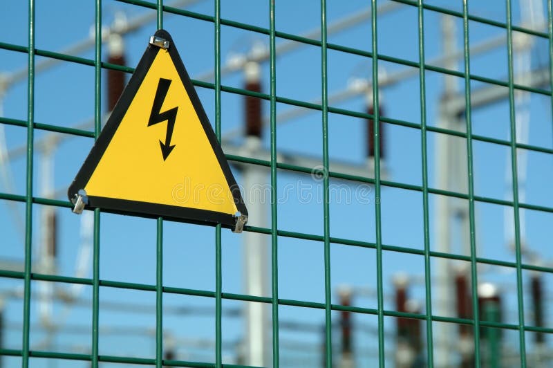 Het Gevaarsteken Van De Hoogspanning Stock Foto - Image of ...