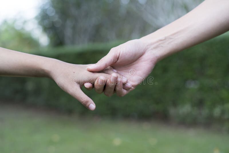 Het Geven Van Een Helpende Hand Aan Een Andere Stock Afbeelding - Image ...