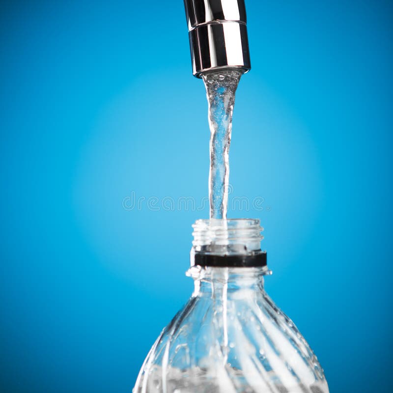 Een fles water vullen stock foto. Image of mineraal, menger - 47757242