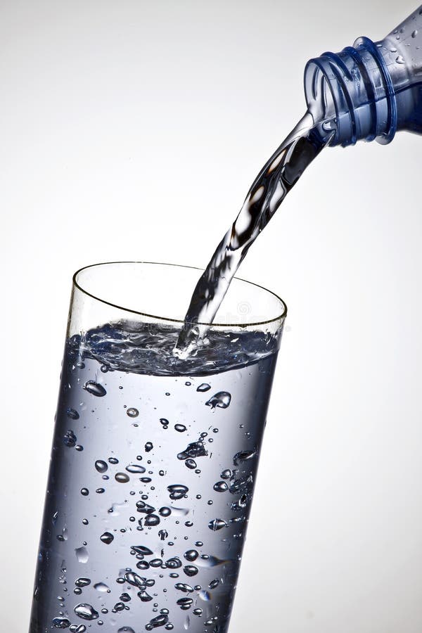 Het Gieten Van Een Glas Water Stock Foto - Image of klassiek ...