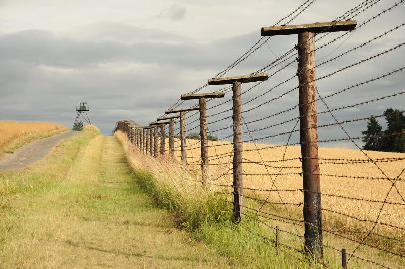 Het IJzeren gordijn blijft stock afbeelding. Image of hindernis - 22012225