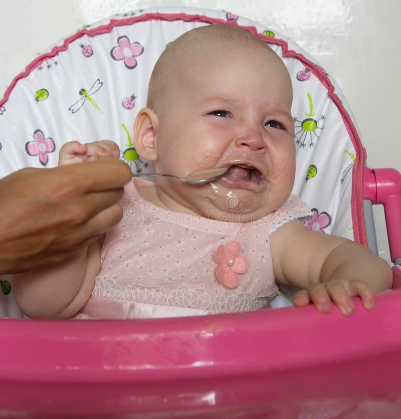 Grappige Baby Die in Luiers Met Een Voet Spelen Stock Foto - Image of ...