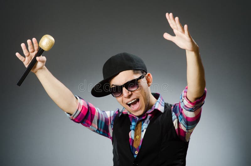 Grappige Man Zingt Liedjes in Karaoke Thuis Stock Afbeelding - Image of ...