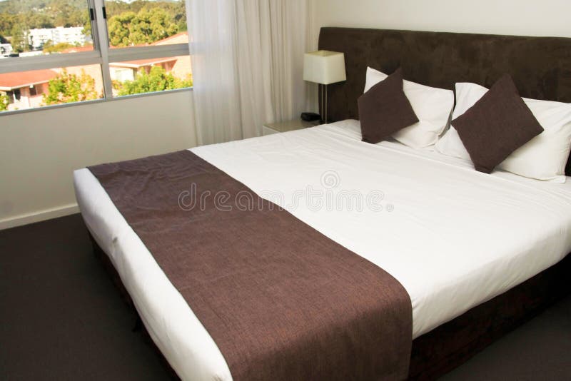 Groot Luxe Kingsize Hotelbed Stock Foto - Image of groot, rust: 25987630