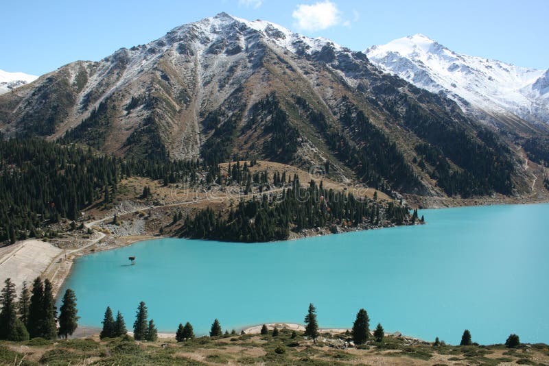Het Grote Meer Van Alma Ata Met Bergen Stock Afbeelding - Image of ...