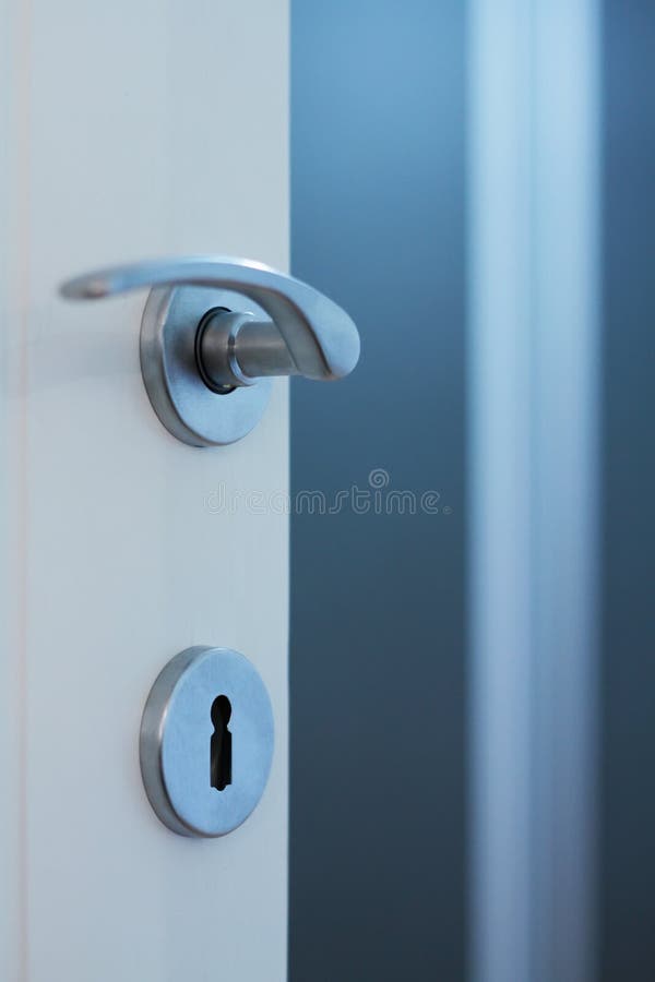 Het handvat van de deur stock afbeelding. Image of ingang - 14190533