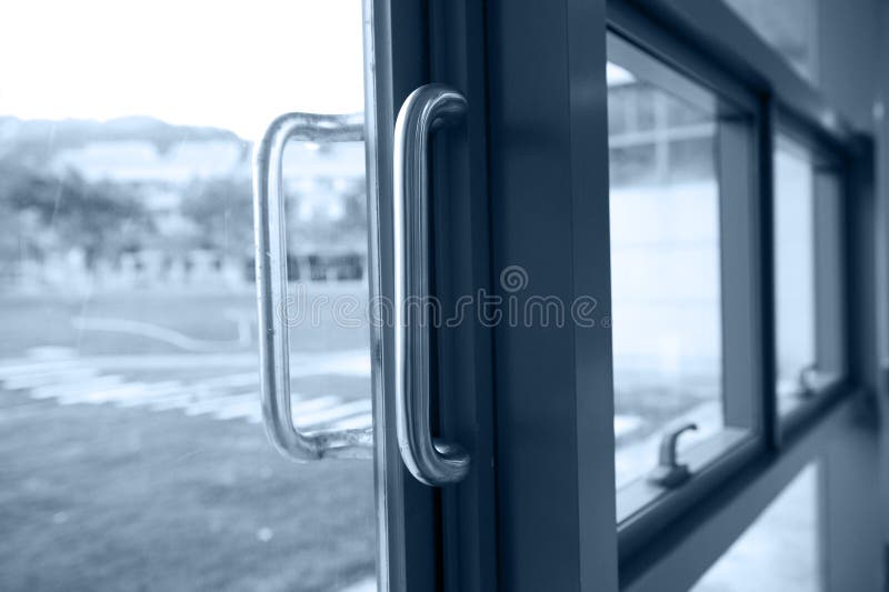 Het handvat van de deur stock foto. Image of glas, poort - 22479594