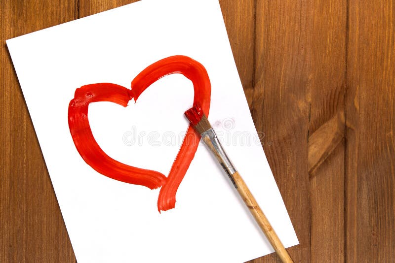 Het Hart Met Rode Verf Op Een Schoon Blad Van Document Wordt Getrokken ...