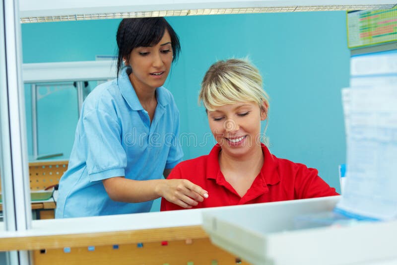 Het helpen van elkaar stock foto. Image of stagiair, tand - 12622868