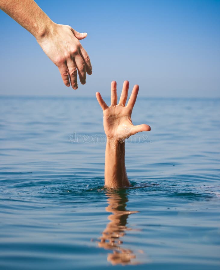 Een Helpende Hand Aan Een Drenkeling Stock Foto - Image of persoon ...