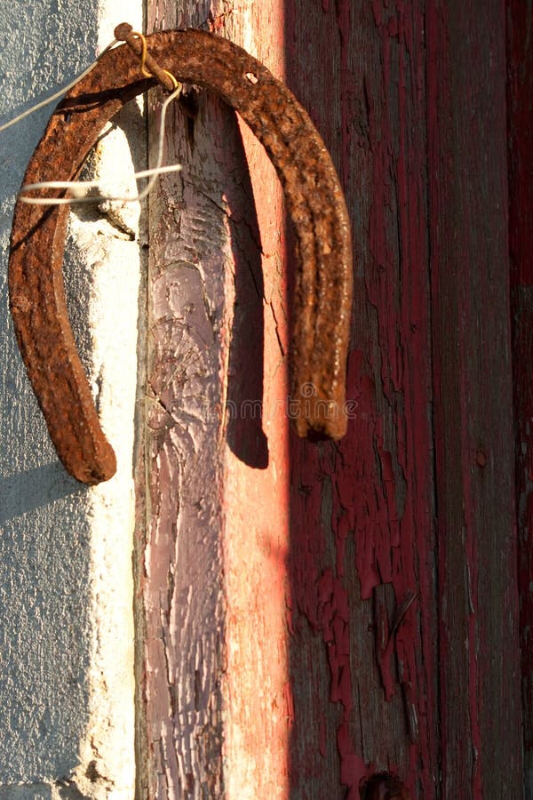 Een Oud Hoefijzer Dat Aan De Muur Hangt Stock Foto - Afbeelding ...