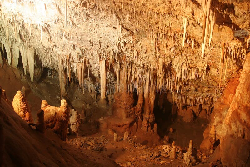 Stalactiet & Stalagmiet stock afbeelding. Image of toneel - 7587533