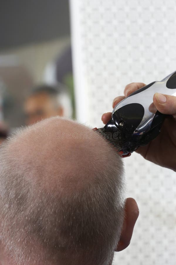 Het Hoofd Van Kappershaving Man Met Haarsnoeischaar Stock Foto - Image ... Het Hoofd Van Kappershaving Man Met Haarsnoeischaar Stock Foto - Image ...
