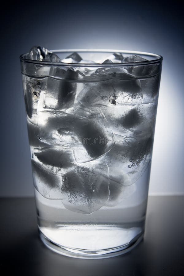 Het Hoogtepunt Van Het Glas Van Ijs En Water Stock Foto - Image of ...