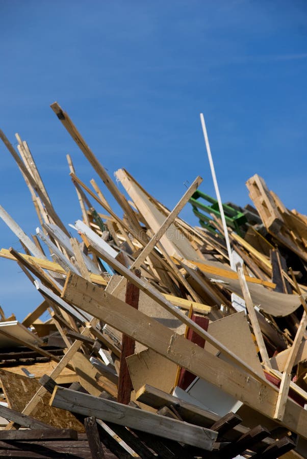 Het hout van het schroot stock afbeelding. Image of vernietigd - 10208457