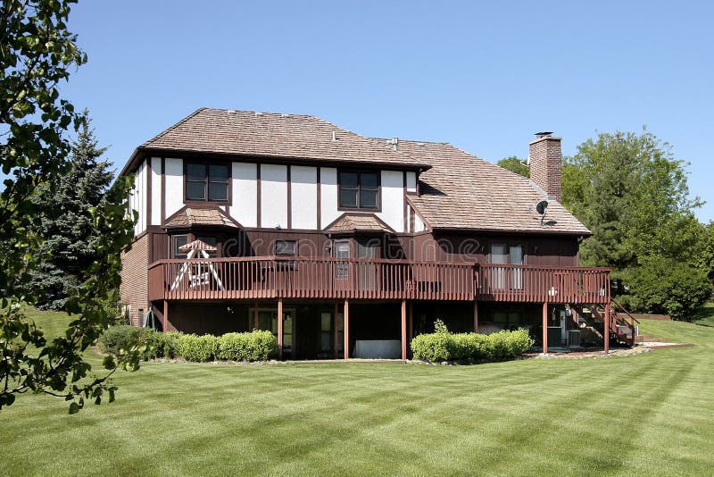 Het Huis Van De Luxe Met Groot Dek Stock Foto - Image of gras ...