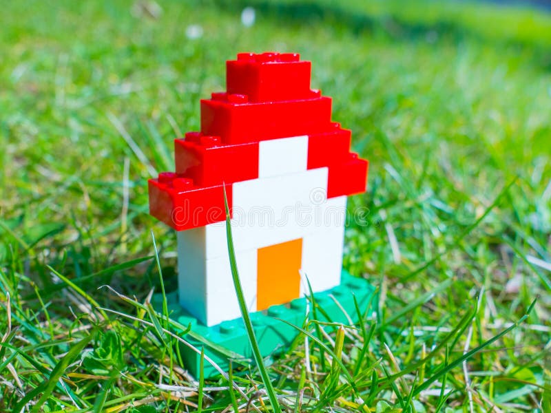Lego huis redactionele stock foto. Image of contractant - 113261003