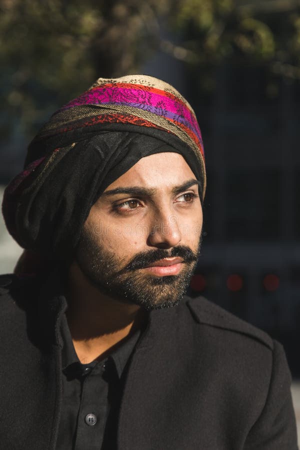 Het Indische Mens Stellen in Een Stedelijke Context Stock Afbeelding ...