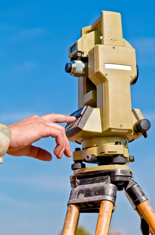 Het Ingaan Van Informatie in Theodoliet Stock Foto - Image of precisie ...