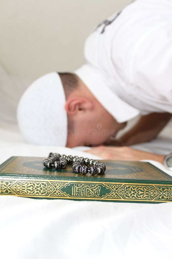 Het Islamitische Mensen Bidden Stock Foto - Image of vraag, cultuur ...