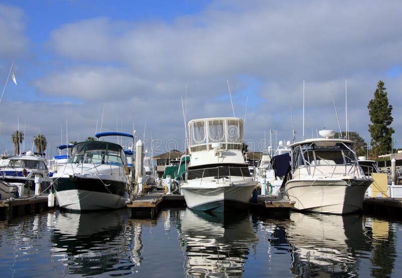 Het Jacht Van De Boot in Een Jachthaven Stock Foto - Image of kust ...