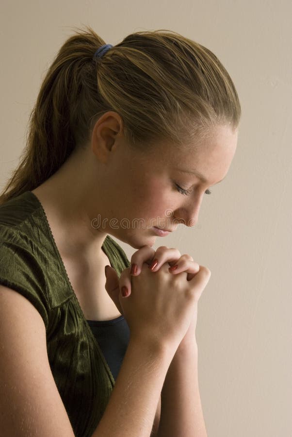 Jonge Vrouw Bidt stock afbeelding. Image of gebed, hoofd - 6837313