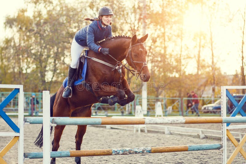 Het Jonge Ruitermeisje Bij Toont Het Springen Spronghindernis Stock ...