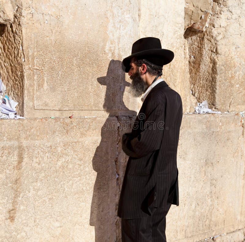 De Joden Bidden Bij De Westelijke Muur in Jeruzalem Redactionele Foto ...