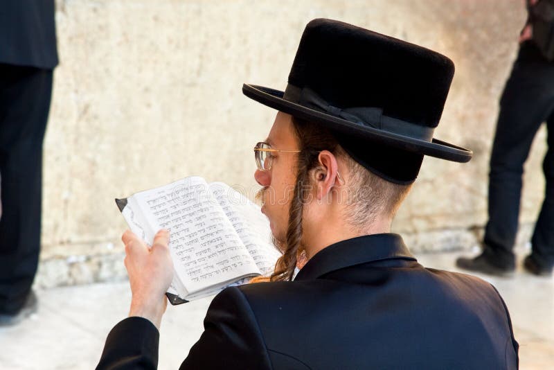 Joden Die Bidden Bij De Westelijke Muur Redactionele Fotografie - Image ...