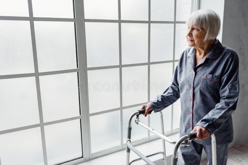 Het Kalme Grootmoeder Letten Op Bij Venster in Het Ziekenhuis Stock ...