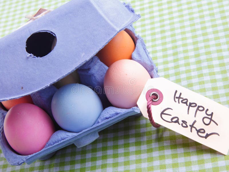 Het Karton Van Het Ei Met Verschillende Gekleurde Eieren Stock ...