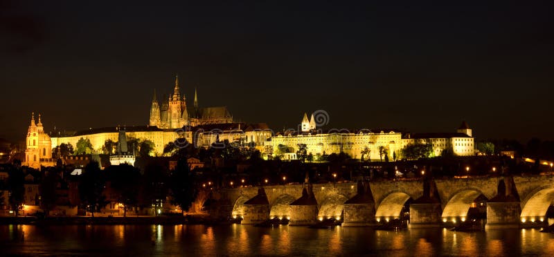 Het Kasteel Van Praag. St Vitus Kathedraal Stock Afbeelding - Image of ...