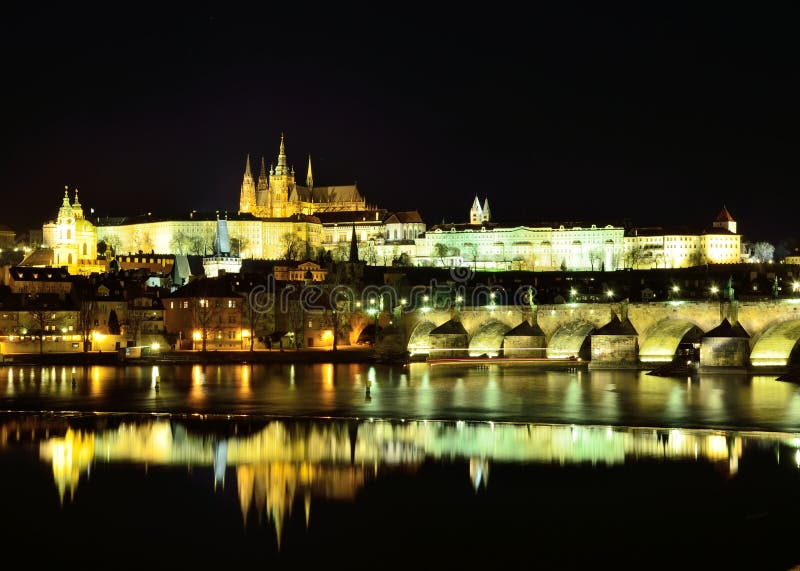 Het kasteel van Praag stock afbeelding. Image of rivier - 39425159