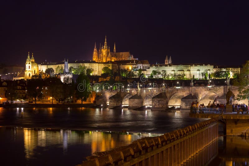 Het Kasteel Van Praag En Charles-brug Stock Afbeelding - Image of meest ...