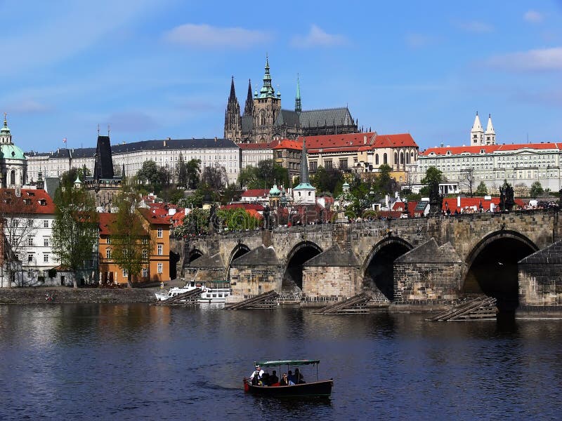 Praagse Burcht En Karelsbrug Stock Afbeelding - Image of hemel ...