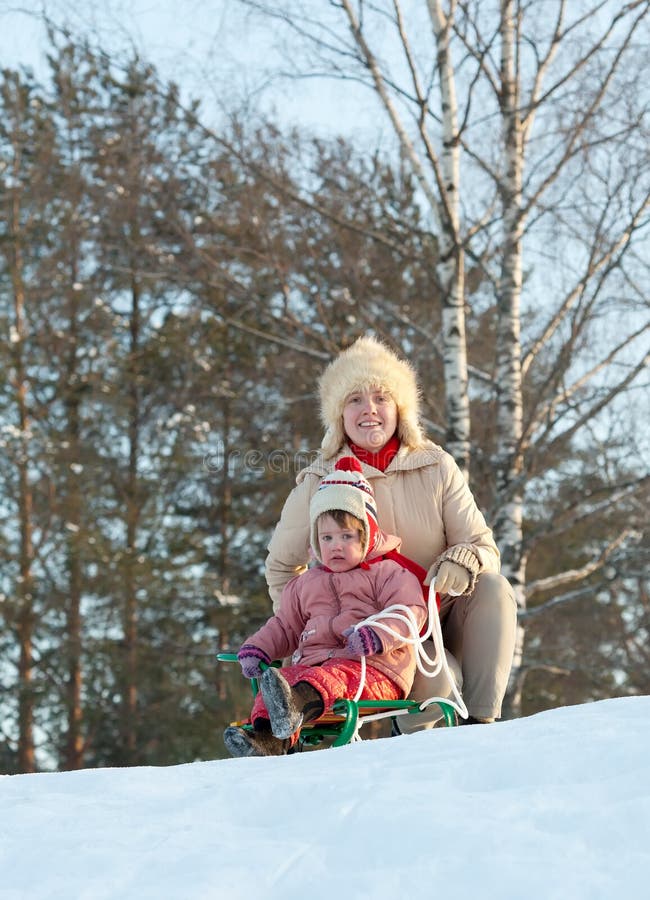 Het Kind Die Van Twee Jaar Bergaf Op Slee Glijden Stock Afbeelding ...