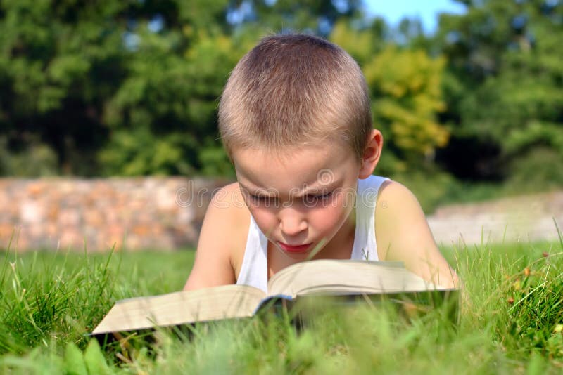 Het kind leest boek stock foto. Image of hartstocht, openlucht - 10664548