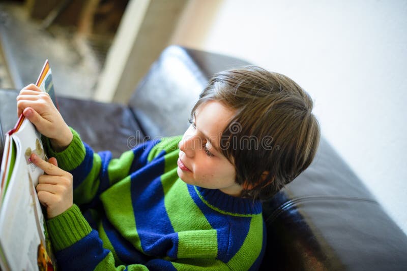 Het Kind Leest Boek Op Laag Stock Foto - Image of bank, lezing: 107891526
