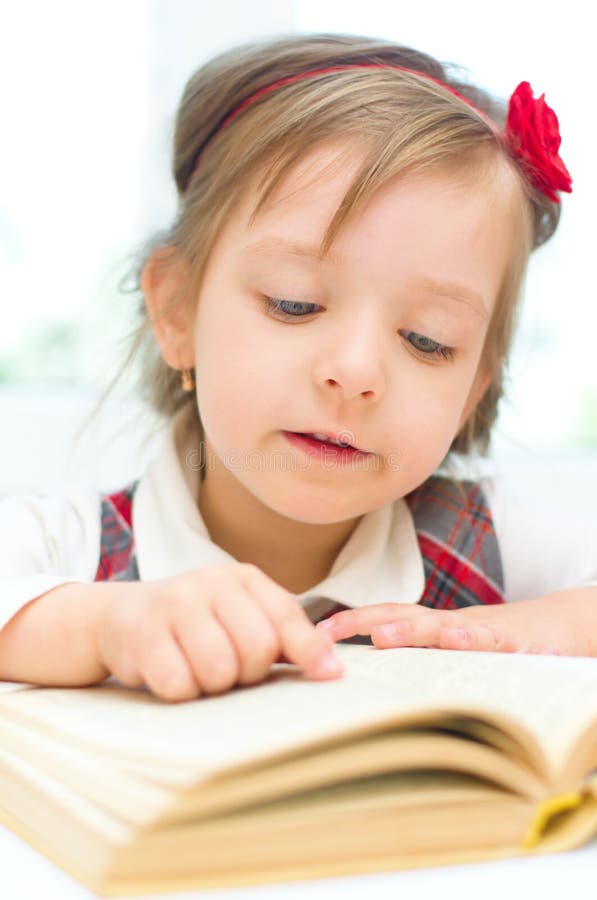 Het kind leest een boek stock afbeelding. Image of kind - 33545881