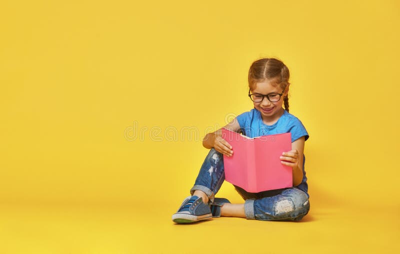 Het kind leest een boek stock foto. Image of thuiswerk - 98077772