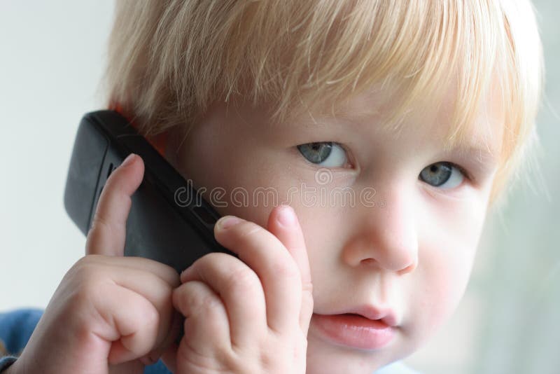 Het Kind Spreekt Op De Telefoon Stock Foto - Image of haar, goedheid ...