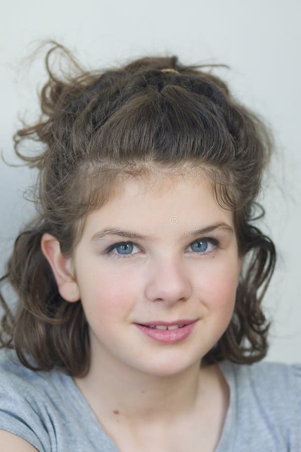 Close-upportret Van Een Klein Meisje 12 Jaar Het Oude Kijken En ...