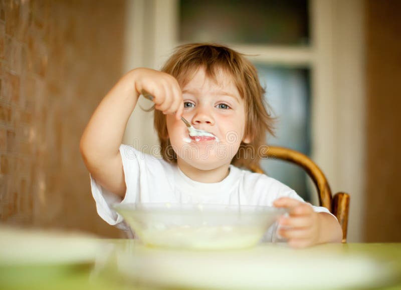 Het Kind Zelf Eet Zuivelfabriek Met Lepel Stock Afbeelding - Image of ...